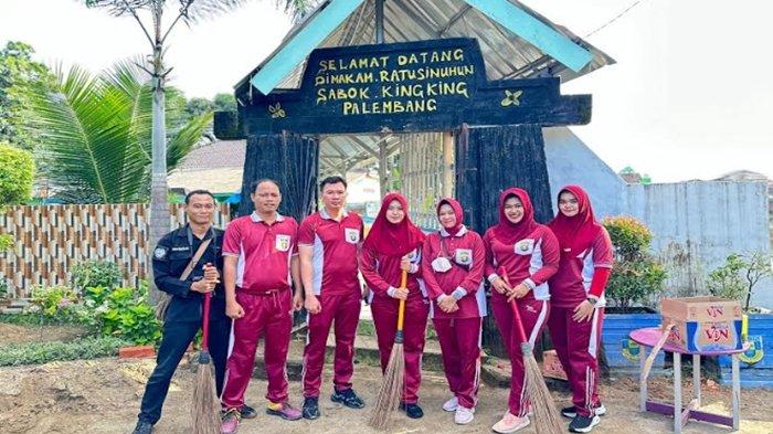 Peringati Hari Bhayangkara ke-78, Polda Sumsel Lakukan Giat Pembersihan Mushola Al-Ikhlas di IT ...