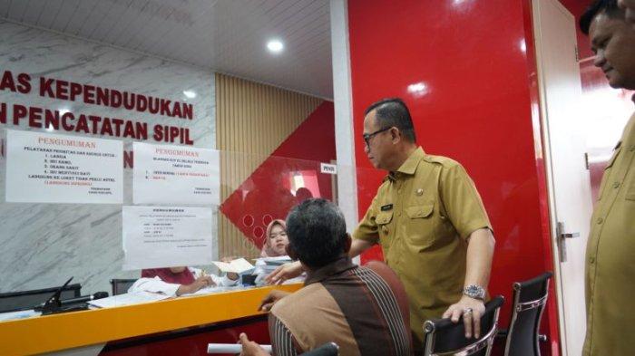 Hari Pertama Masuk Kerja, Pj Bupati Hani Syopiar Rustam Sidak Sejumlah Instansi Pemkab Banyuasin ...