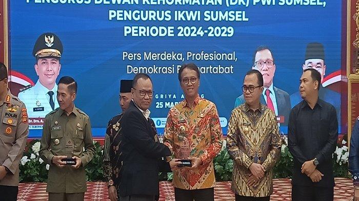 Pj Bupati OKI, Asmar Wijaya Terima Anugerah Peduli Pers dari PWI Sumsel - Tribunsumsel.com