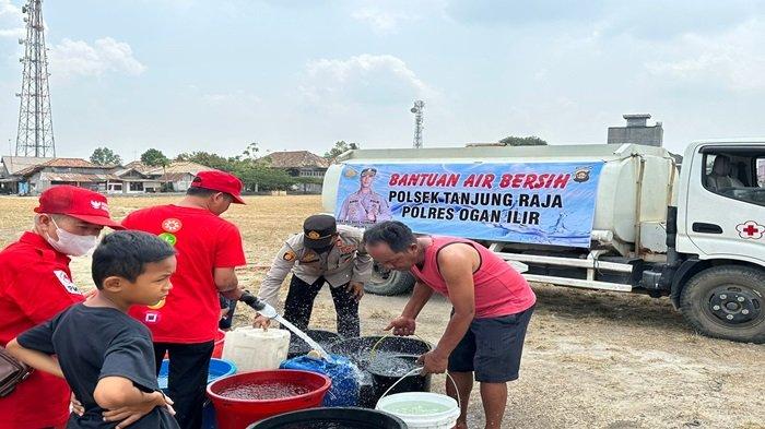 Polsek Tanjung Raja Salurkan Bantuan Air Bersih Bagi Warga - Tribunsumsel.com