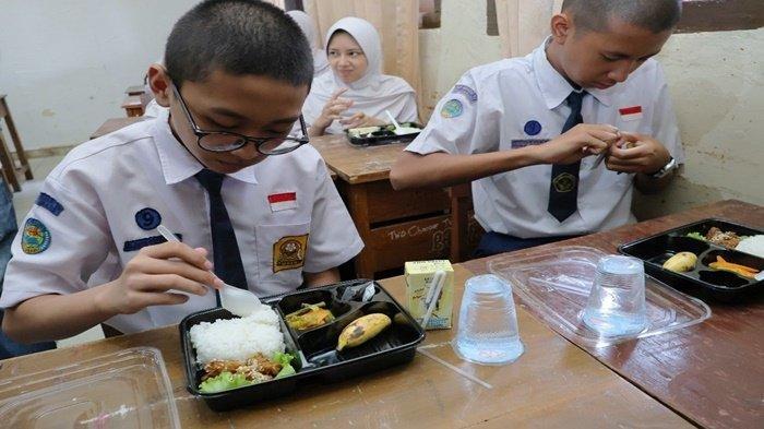 Program Makan Siang Gratis Dimulai Hari Ini, Baru Tingkat TK, SD dan ...
