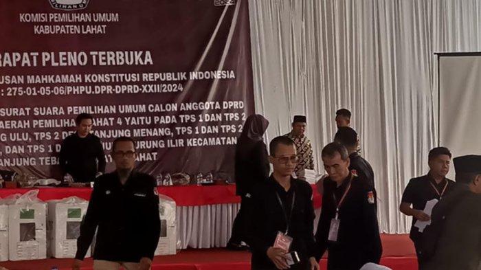 Penghitungan Ulang Surat Suara Untuk 6 TPS di Dapil 4 DPRD Lahat Ricuh ...