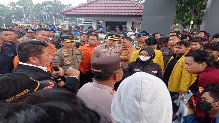 Puluhan Mahasiswa Desak Pemprov Sumsel Atasi Karhutla, Ancam Golput Di Pilgub Sumsel 2024 ...