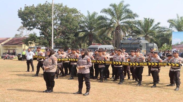 Latihan Pengamanan Pilkada 2024, Pasukan DalMas Polres OKU Selatan Bubarkan Massa Berdemo ...