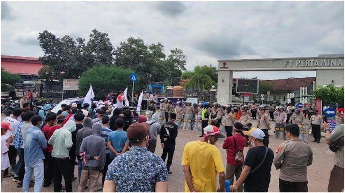 Puluhan Warga Lokal Demo di Pertamina Prabumulih, Ajukan Beberapa Tuntutan - Tribunsumsel.com