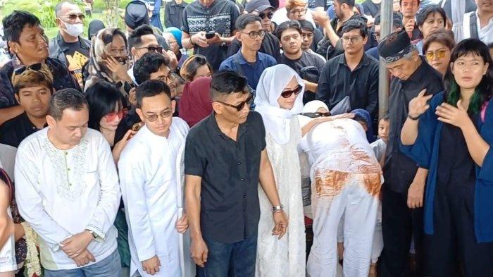 Peluk Erat Dewi Yull, Rama Sahetapy Tak Kuasa Menangis Saat Proses ...