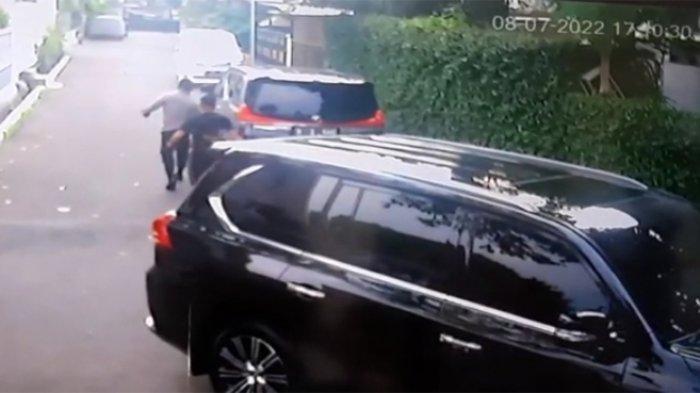 Rekaman CCTV Diputar Saat Senpi Ferdy Sambo Jatuh di Rumah Dinas Sebelum Pembunuhan Brigadir J ...