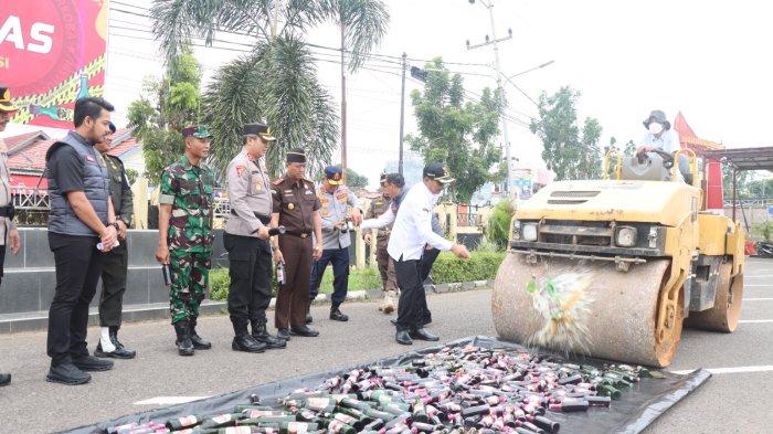 Ribuan Botol Miras Hasil Operasi Musi 2025 Dimusnahkan Polres Muba,Jaga Kondusifitas Jelang ...
