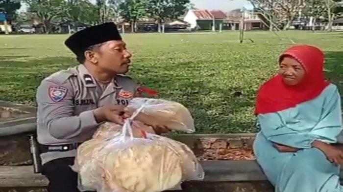 Robiyah Nenek 60 Tahun di Lubuklinggau Keliling Jualan Opak, Bersyukur Dagangannya Diborong ...