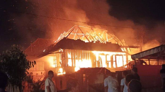 Diduga Akibat Bakar Sampah, Rumah Saiman Warga Prabumulih Hangus Terbakar - Tribunsumsel.com