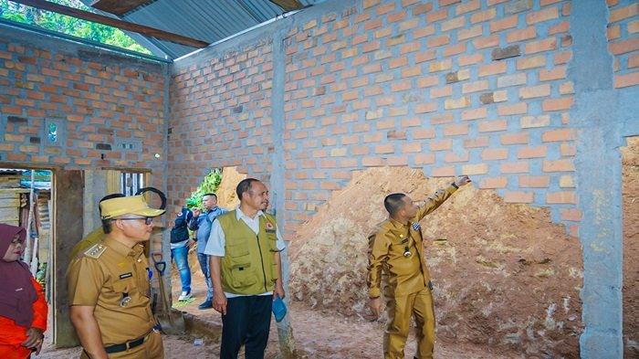 Pj Bupati Empat Lawang Salurkan Bantuan Rumah Jebol Akibat Longsor di ... Pj Bupati Empat Lawang Salurkan Bantuan Rumah Jebol Akibat Longsor di ...