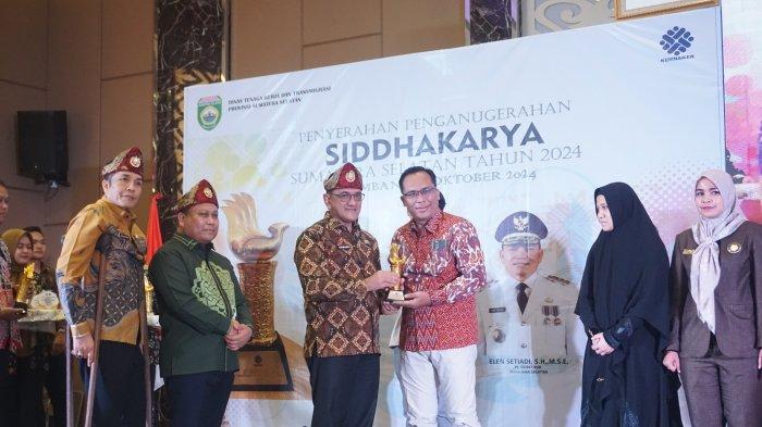 Sekda Sumsel, Edward Candra Serahkan Penganugerahan SIDDHAKARYA Sumsel Tahun 2024 - Tribunsumsel.com