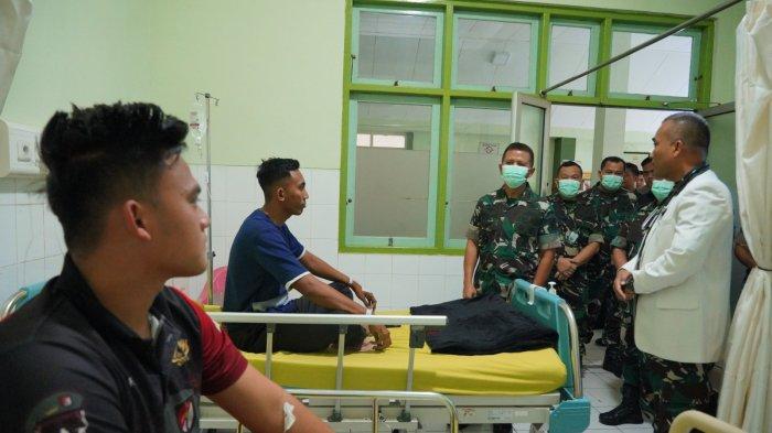 Sakit di RS AK Gani, Pangdam II/Swj Besuk Ajudan Hingga Anak Prajurit ...