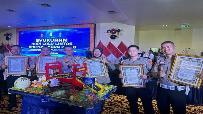Kapolda Sumsel Berikan Penghargaan 6 Anggota Satlantas Polres OKU Timur - Tribunsumsel.com
