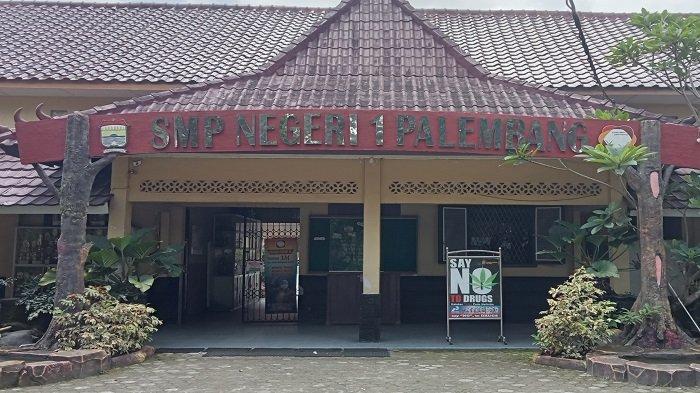 Siswa SMPN 1 Palembang Kerjakan Ujian Tengah Semester Pakai HP, Kepsek ...