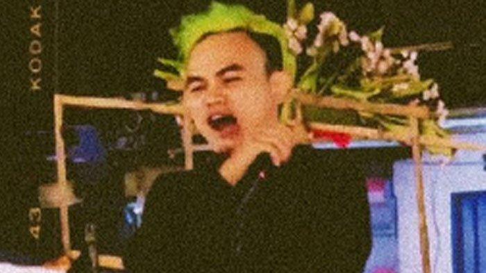 Sosok Edwin Agustinus Pria Rambut Hijau Tenangkan Lolly Dijemput Paksa ...