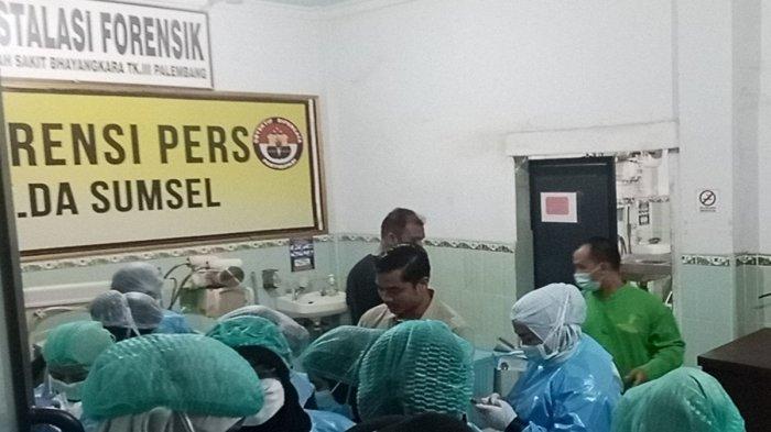Jerit Histeris Udin Ayah dari AA Siswi SMP Ditemukan Tewas di Kuburan ...