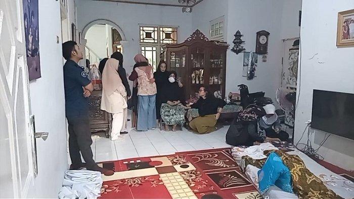 Peluk Anak, Tangis Istri Hamdan ATT Usai Suami Meninggal:Saya Ikhlas Merawat Sekarang Sudah Gak ...