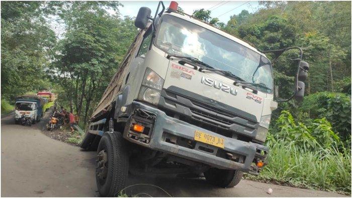 Truk Angkutan Batu Bara Nyaris Masuk Jurang di Jalinsum Muara Enim, Sebabkan Macet 3 Km ...