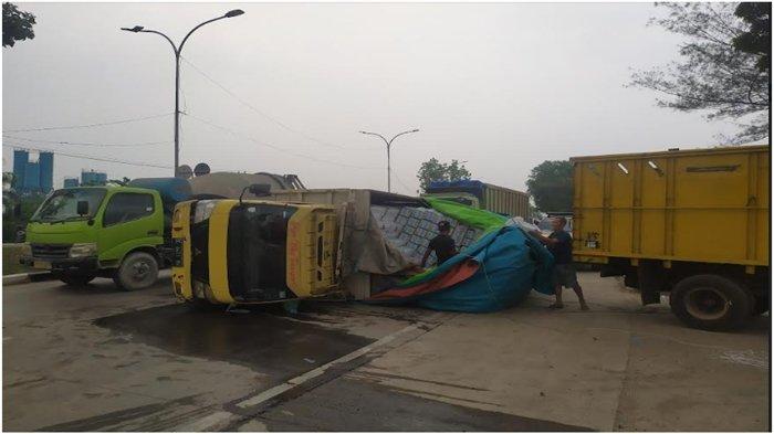 Truk Muatan Dus Kopi Terguling Kecelakaan di Jalan Soekarno Hatta Palembang, Sopir Mengantuk ...