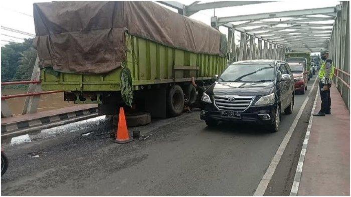 Truk Patah As Roda di Jembatan Ogan II Baturaja, Bawa Batubara 36 Ton ...
