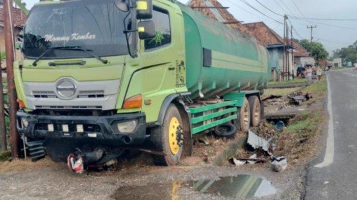 Tiga Motor dan Satu Rumah Warga Ditabrak Truk Pengangkut CPO di Musi Banyuasin, Diduga Sopir ...