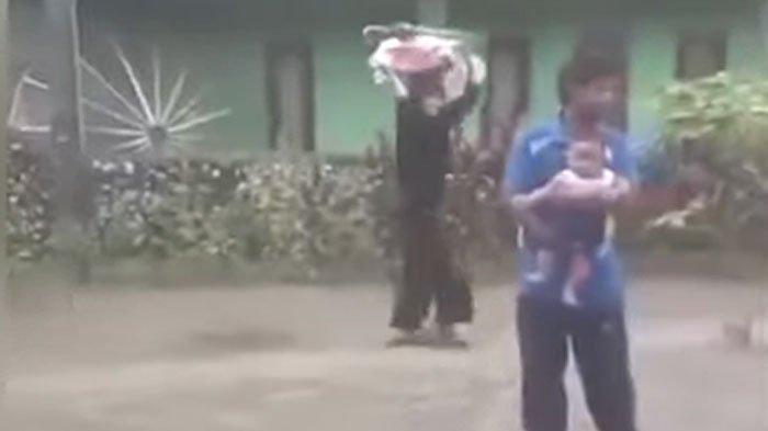 VIDEO -- Momen Terakhir Nia Gadis Penjual Gorengan Sebelum Ditemukan Tewas Terkubur, Keliling ...