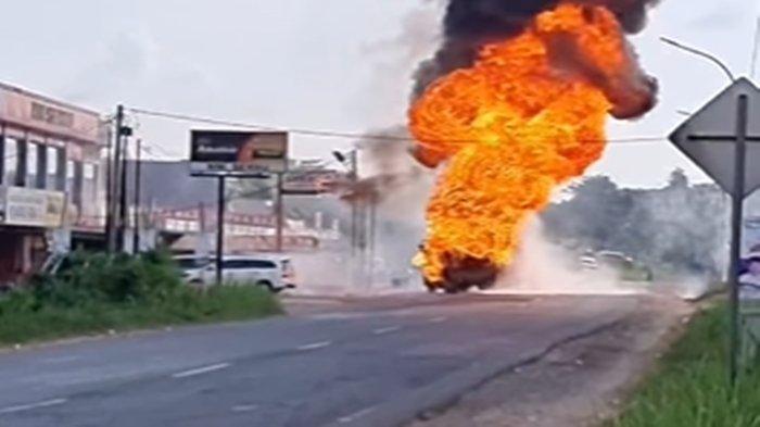 Viral Truk Pengangkut Gas LPG Terbakar di Jalintim, Banyuasin, Api ...