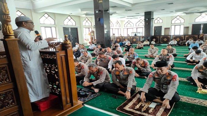 Isi Ramadan, Wakapolda Sumsel Dengarkan Ceramah Agama di Masjid ...