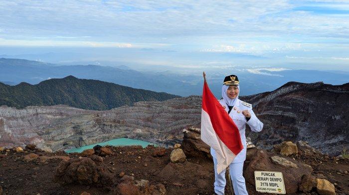 Wakil Walikota Pagar Alam Hj Bertha Kibarkan Bendera Merah Putih di ...