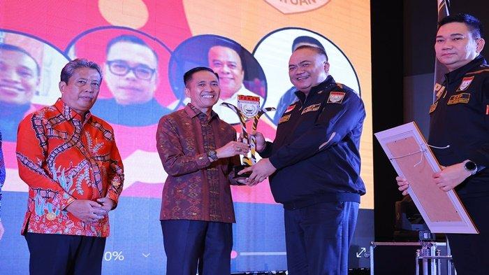 Walikota Palembang Ratu Dewa Terima Penghargaan Pekat IB Awards 2025, Sukses di 100 Hari Kerja ...