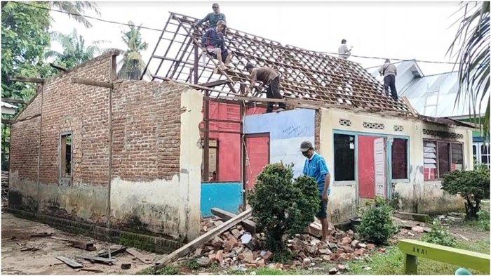 Warga Desa Mataram Musi Rawas Gotong Royong Swadaya Rehab Rumah