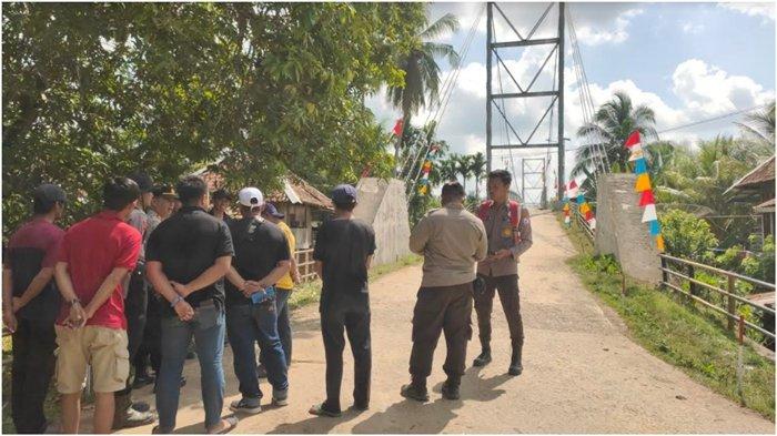 Hanya Jadi Penonton, Warga Desa Tanjung Muning Muara Enim Putar Balik Kendaraan Vendor Pertamina ...