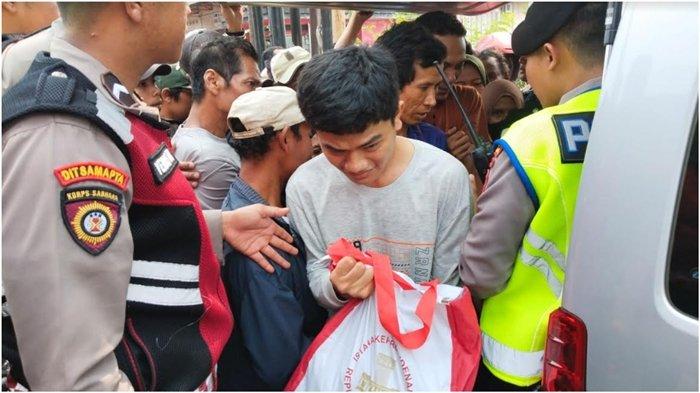 Datang Sejak Pagi ke Gudang Bulog, Warga Palembang Rebutan Bingkisan ...