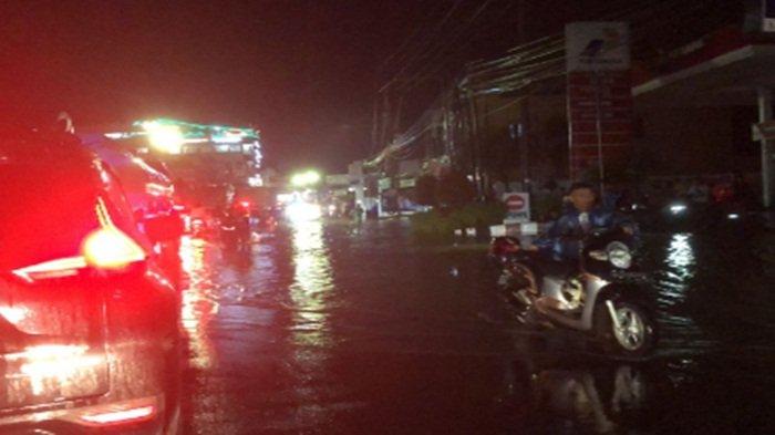 Banjir Palembang, Warga Dorong Motor Hingga Dini Hari, Mangkunegara ...