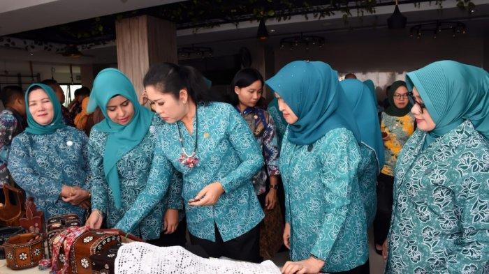 Feby Borong Batik Gelitik - Tribunsumsel.com