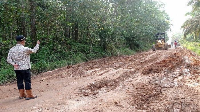 Bupati Muratara Devi Suhartoni Turun Bawa Alat Berat Respon Keluhan Warga Jalan Rusak ...