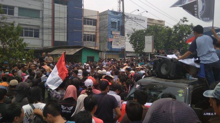 Demo Ribuan Driver Online di Kantor Gojek Palembang, Jalan Basuki Rahmat Ditutup Sejalur ...