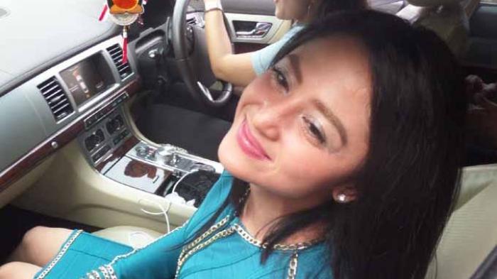 Instagram Dewi Perssik Tiba-tiba Terpasang Foto Syur - Tribunsumsel.com