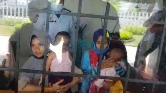 Sempat Ditahan, Emak-emak yang Menyusui Anaknya di Tahanan Kini Dibebaskan, Tangis Haru Pecah ...
