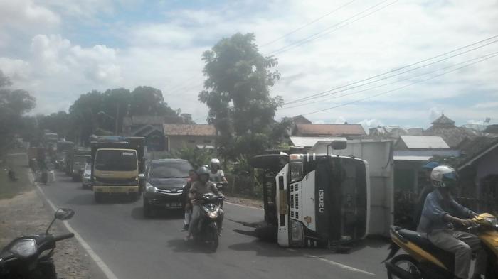 Hindari sepeda motor Dump truk Batubara Terbalik di OKU Timur - Tribunsumsel.com