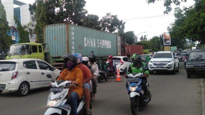 Truk Kontainer Terguling, Kemacetan di Jalan Demang Lebar Daun Palembang Tak Terhindarkan ...