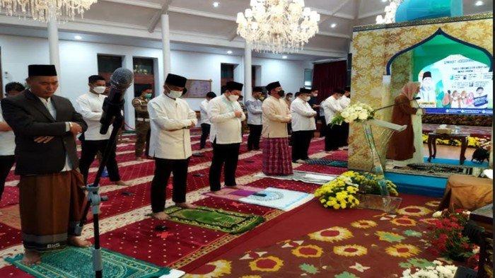 Gubernur Sumsel Herman Deru Salat Idul Adha Berjemaah dengan Keluarga di Griya Agung, Ini ...
