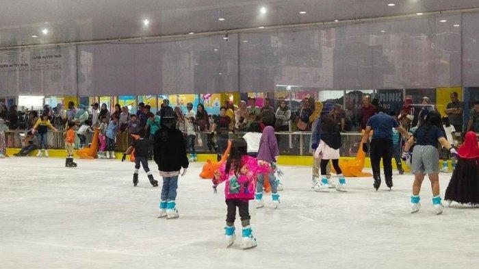 Rasakan Sensasi Bermain Ice Skating di OPI Mall, Pakai Es Asli Bukan ...