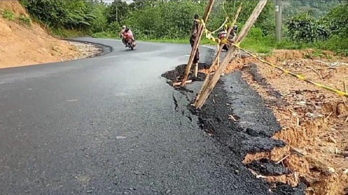 Jalan Ambles Setelah Tikungan di Sindang Danau OKU Selatan, Pengendara ...