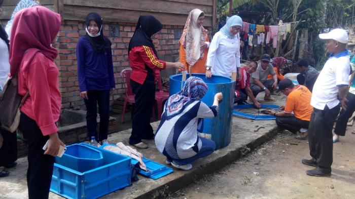 Dinkes Contohkan Jamban Sehat dengan Biaya Murah - Tribunsumsel.com