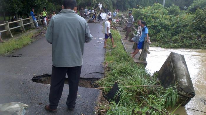 Jembatan Penghubung Dua Kecamatan di OKU Nyaris Putus - Tribunsumsel.com Jembatan Penghubung Dua Kecamatan di OKU Nyaris Putus - Tribunsumsel.com