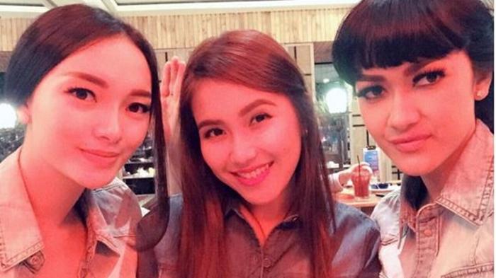 Foto Zaskia Gotik "Ditelanjangi" Jupe dan Ayu Ting Ting - Tribunsumsel.com