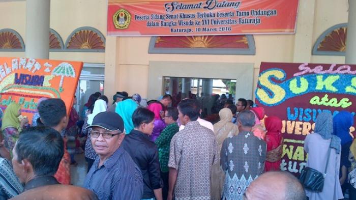 Tak Boleh Satupun Masuk Gedung, Ribuan Keluarga Wisuda Keluhkan Unbara ...