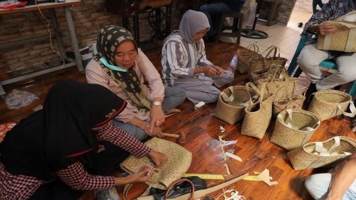 Rude Gebol Djuai, Kerajinan Purun Khas OKI Binaan PLN - Tribunsumsel.com